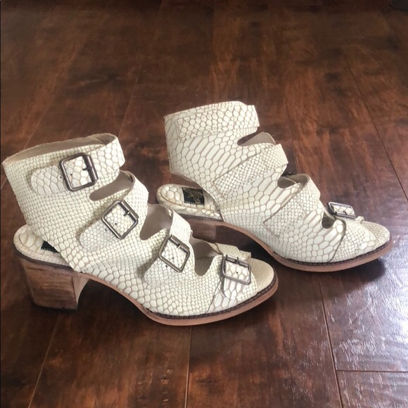 Freebird by Steven | Shoes | White Snake Quail Freebird By Steven Sandals 6 | Poshmark